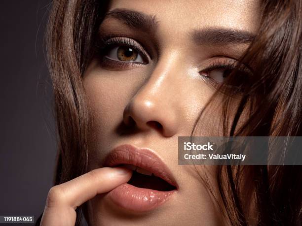 Wanita Cantik Dengan Rambut Coklat Model Yang Menarik Dengan Mata