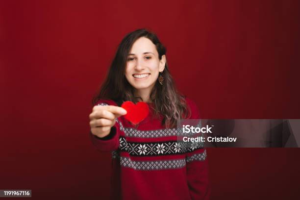 Foto Wanita Muda Yang Ceria Bahagia Dengan Sweater Merah Memegang Hati ... Foto Wanita Muda Yang Ceria Bahagia Dengan Sweater Merah Memegang Hati ...