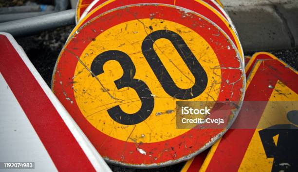 Tanda Batas Kecepatan Papan Nama Batas Kecepatan Kuningmerah Nomor 30 ... Tanda Batas Kecepatan Papan Nama Batas Kecepatan Kuningmerah Nomor 30 ...