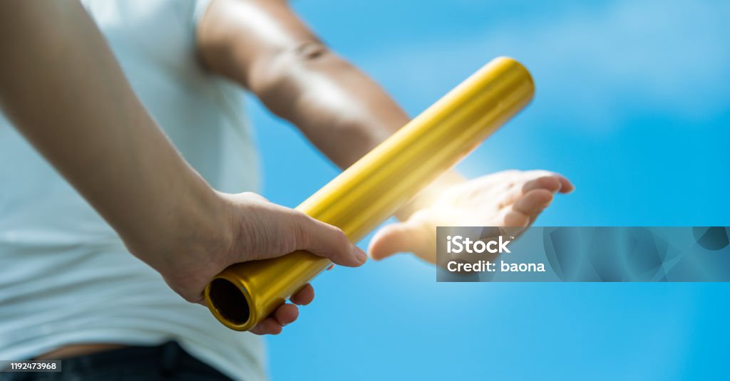 Dua Tangan Melewati Tongkat Untuk Lomba Estafet Foto Stok - Unduh ... Dua Tangan Melewati Tongkat Untuk Lomba Estafet Foto Stok - Unduh ...