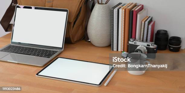 Tampilan Closeup Ruang Kerja Yang Nyaman Dengan Mock Up Tablet Digital