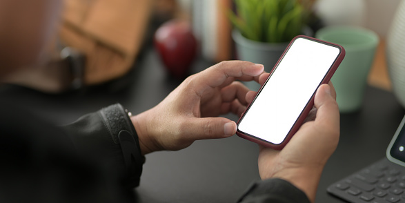 Memotong Bidikan Pengusaha Muda Menggunakan Smartphone Layar Kosong ... Memotong Bidikan Pengusaha Muda Menggunakan Smartphone Layar Kosong ...