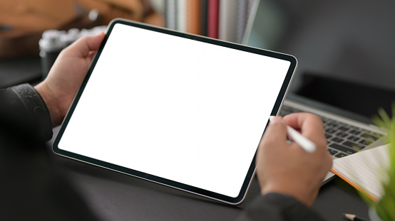 Memotong Bidikan Pengusaha Muda Menggunakan Tablet Digital Layar Kosong ... Memotong Bidikan Pengusaha Muda Menggunakan Tablet Digital Layar Kosong ...