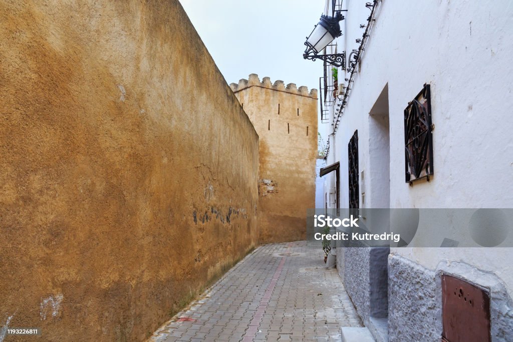 Pemandangan Salah Satu Jalan Perumahan Tua Khas Tetouan Di Pusat ... Pemandangan Salah Satu Jalan Perumahan Tua Khas Tetouan Di Pusat ...