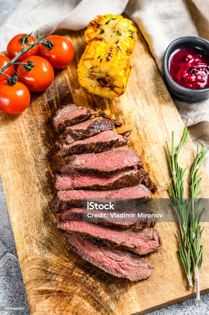 Irisan Steak Daging Sapi Marmer Angus Hitam Panggang Di Papan