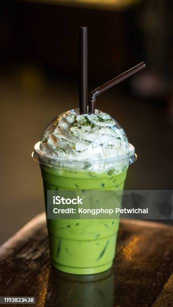 Es Matcha Teh Hijau Dalam Cangkir Takeaway Terisolasi Di Atas Meja Kayu ... Es Matcha Teh Hijau Dalam Cangkir Takeaway Terisolasi Di Atas Meja Kayu ...