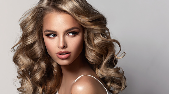 Muda Model Cantik Berambut Coklat Dengan Rambut Panjang Keriting