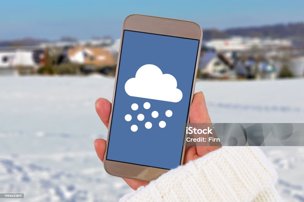 Beyaz Kar Manzara Önünde Kar Simgesi Ile El Tutan Cep Telefonu Ile Kış ... Beyaz Kar Manzara Önünde Kar Simgesi Ile El Tutan Cep Telefonu Ile Kış ...