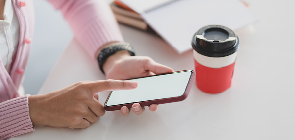 Memotong Bidikan Pengusaha Muda Menggunakan Smartphone Layar Kosong ... Memotong Bidikan Pengusaha Muda Menggunakan Smartphone Layar Kosong ...