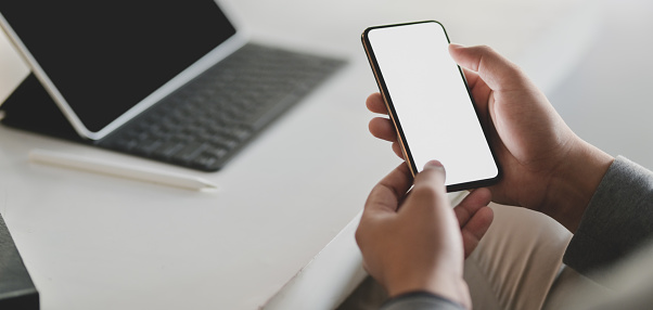 Memotong Bidikan Pengusaha Muda Menggunakan Smartphone Layar Kosong ... Memotong Bidikan Pengusaha Muda Menggunakan Smartphone Layar Kosong ...