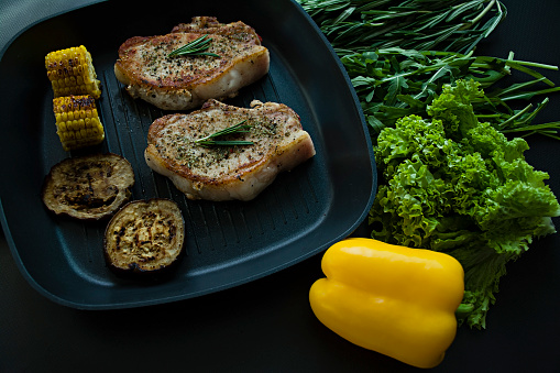 Steak Panggang Dengan Sayuran Dalam Wajan Yang Dihiasi Rosemary Sayuran