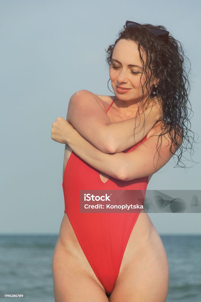 Esbelta Joven Hermosa Mujer En Traje De Baño Rojo Vacaciones En La