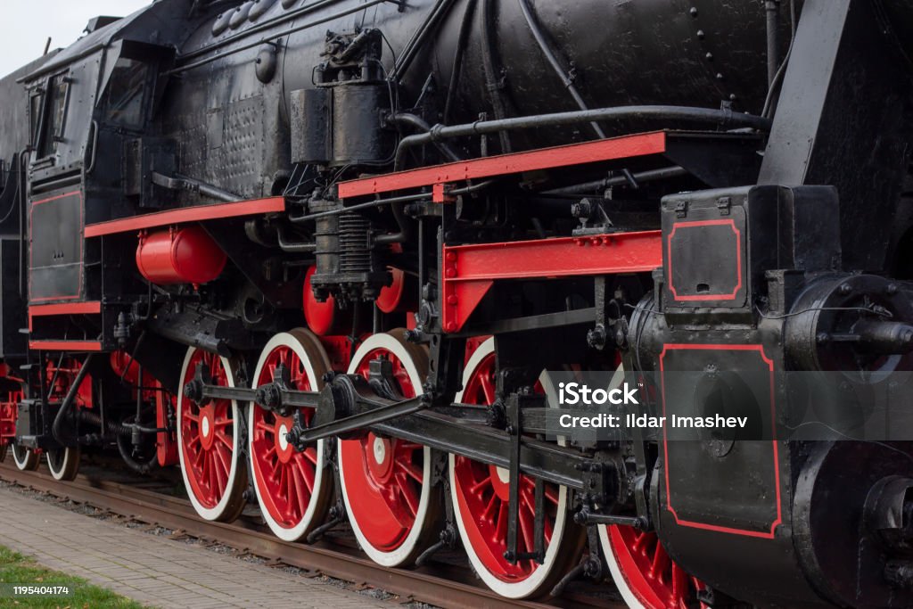 Lokomotif Uap Retro Hitam Dan Merah Tua Di Stasiun Kereta Api Kereta