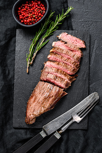 Menu Daging Sapi Grill Restaurant Flank Steak Di Atas Papan Batu Hitam