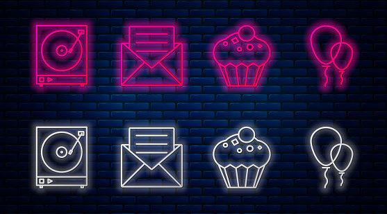 Atur Amplop Baris Dengan Kartu Undangan Muffin Pemutar Vinil Dengan ... Atur Amplop Baris Dengan Kartu Undangan Muffin Pemutar Vinil Dengan ...