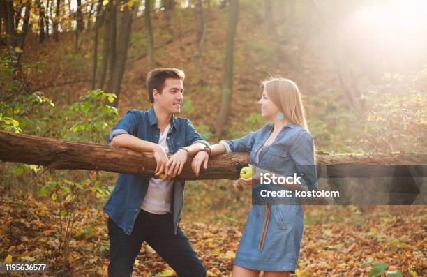 Pasangan Muda Yang Bahagia Jatuh Cinta Di Hutan Dengan Apel Hubungan