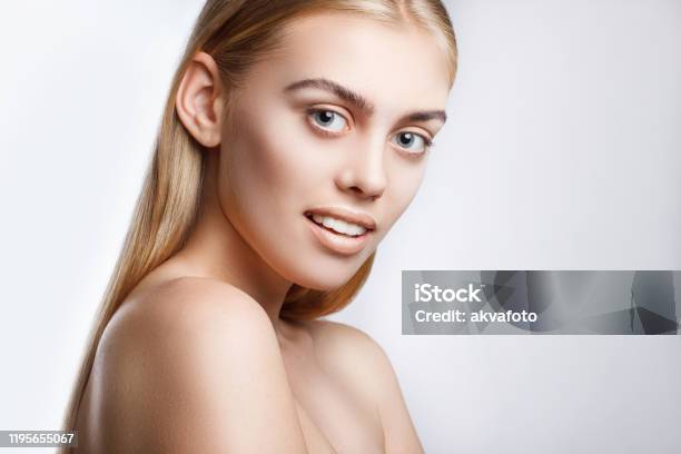 Potret Seorang Gadis Muda Bermata Biru Yang Cantik Makeup Yang Indah ... Potret Seorang Gadis Muda Bermata Biru Yang Cantik Makeup Yang Indah ...