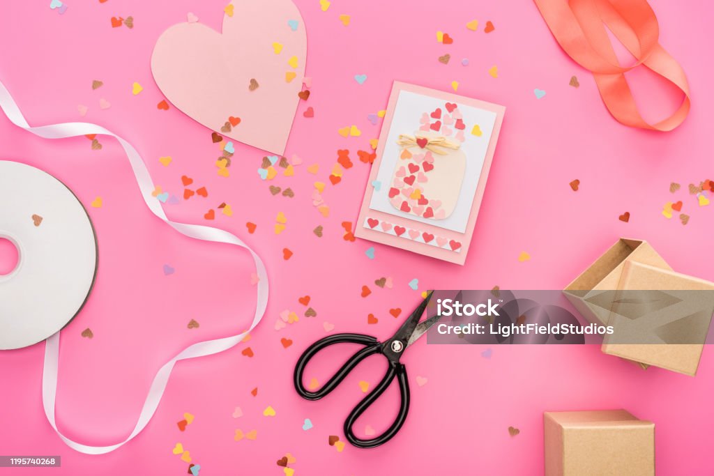 Tampilan Atas Valentine Confetti Disk Kompak Kosong Gunting Kotak ... Tampilan Atas Valentine Confetti Disk Kompak Kosong Gunting Kotak ...