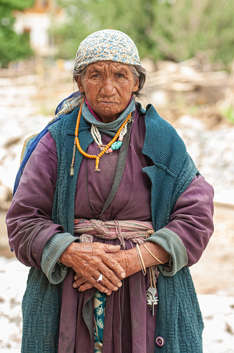 Potret Seorang Wanita Ladakhi Dengan Pakaian Tradisional Saat Kunjungan ... Potret Seorang Wanita Ladakhi Dengan Pakaian Tradisional Saat Kunjungan ...