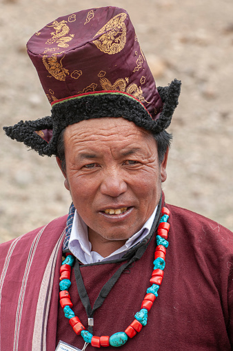 Potret Seorang Pria Ladakhi Dengan Pakaian Tradisional Saat Kunjungan ... Potret Seorang Pria Ladakhi Dengan Pakaian Tradisional Saat Kunjungan ...
