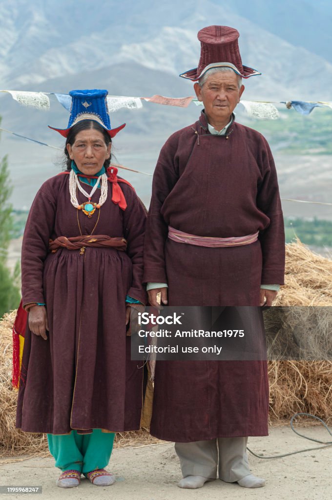 Potret Pasangan Ladakhi Di Pakaian Tradisional Saat Kunjungan Dalai ... Potret Pasangan Ladakhi Di Pakaian Tradisional Saat Kunjungan Dalai ...