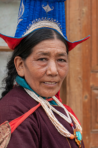 Potret Seorang Wanita Ladakhi Dengan Pakaian Tradisional Saat Kunjungan ... Potret Seorang Wanita Ladakhi Dengan Pakaian Tradisional Saat Kunjungan ...