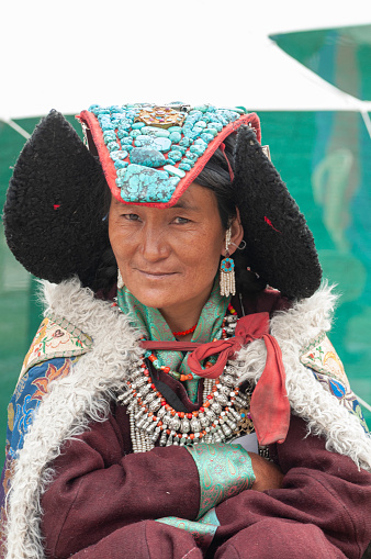 Potret Seorang Wanita Ladakhi Dengan Pakaian Tradisional Saat Kunjungan ... Potret Seorang Wanita Ladakhi Dengan Pakaian Tradisional Saat Kunjungan ...