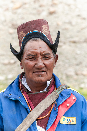 Potret Seorang Pria Ladakhi Dengan Pakaian Tradisional Saat Kunjungan ... Potret Seorang Pria Ladakhi Dengan Pakaian Tradisional Saat Kunjungan ...