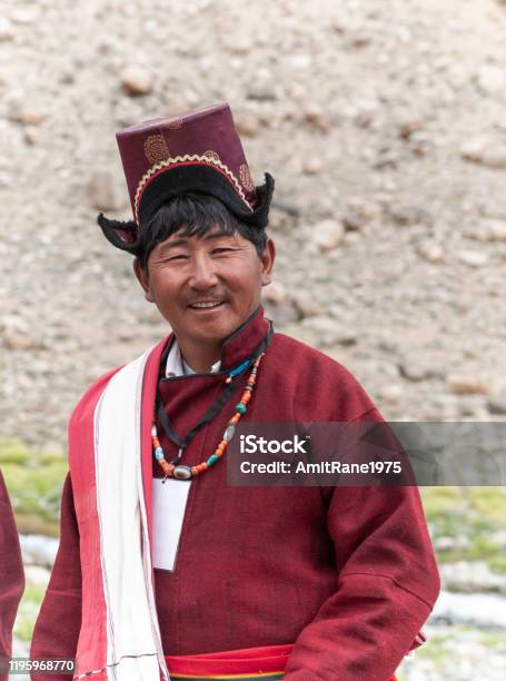 Potret Seorang Pria Ladakhi Dengan Pakaian Tradisional Saat Kunjungan ... Potret Seorang Pria Ladakhi Dengan Pakaian Tradisional Saat Kunjungan ...