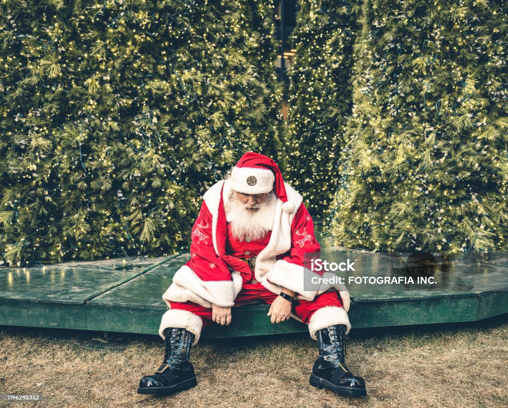 Klausul Santa Lelah Dan Pohon Natal Foto Stok - Unduh Gambar Sekarang ... Klausul Santa Lelah Dan Pohon Natal Foto Stok - Unduh Gambar Sekarang ...