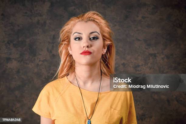 Potret Seorang Gadis Muda Yang Menarik Foto Stok - Unduh Gambar ... Potret Seorang Gadis Muda Yang Menarik Foto Stok - Unduh Gambar ...