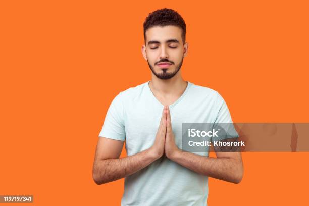 Zihin Dengesi Için Yoga Uygulaması Huzurlu Yakışıklı Esmer Adam