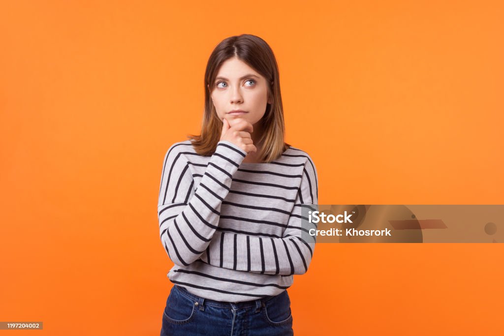 Pikirkan Rencana Potret Wanita Termenen Dengan Rambut Cokelat Dengan