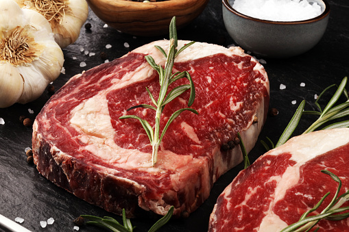 Daging Segar Mentah Ribeye Steak Bumbu Dan Garpu Daging Di Latar