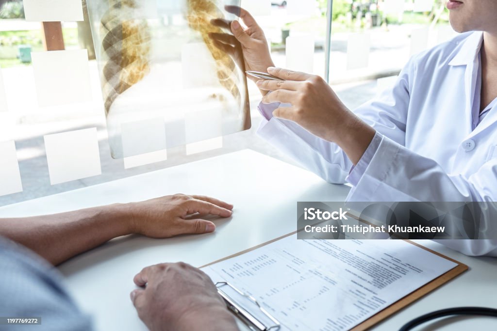 Dokter Memegang Dan Melihat Film Xray Memeriksa Radiograf Paruparu