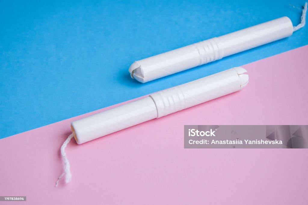 Tampon Higienis Pada Latar Belakang Biru Dan Merah Muda Ruang Fotokopi ... Tampon Higienis Pada Latar Belakang Biru Dan Merah Muda Ruang Fotokopi ...