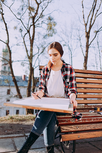 Photo Libre De Droit De Le Jeune Artiste De Femme Dessine Une Image