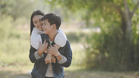 Potret Pasangan Muda Lgbt Saat Mereka Sedang Melakukan Piggyback Konsep ... Potret Pasangan Muda Lgbt Saat Mereka Sedang Melakukan Piggyback Konsep ...