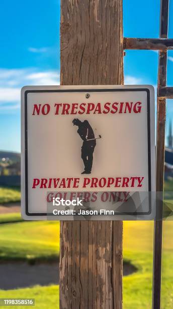 Bingkai Vertikal Tanpa Tanda Masuk Tanpa Izin Dengan Lapangan Golf ... Bingkai Vertikal Tanpa Tanda Masuk Tanpa Izin Dengan Lapangan Golf ...