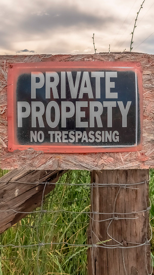 Bingkai Vertikal Tanpa Tanda Masuk Tanpa Izin Di Properti Pribadi ... Bingkai Vertikal Tanpa Tanda Masuk Tanpa Izin Di Properti Pribadi ...