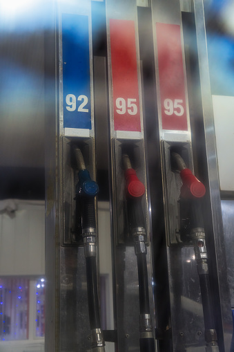 Gambar Pom Bensin Dengan Lensa Flare Tiga Dispenser Bensin Bahan Bakar