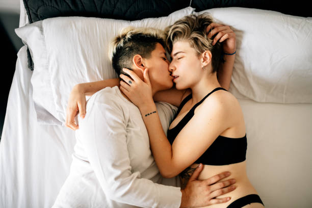 1 200 Interracial Lesbian Couple Kissing Fotografías De Stock Fotos E