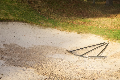 Rake Di Bunker Pasir Di Lapangan Golf Lapangan Hijau Untuk Pegolf Foto ... Rake Di Bunker Pasir Di Lapangan Golf Lapangan Hijau Untuk Pegolf Foto ...