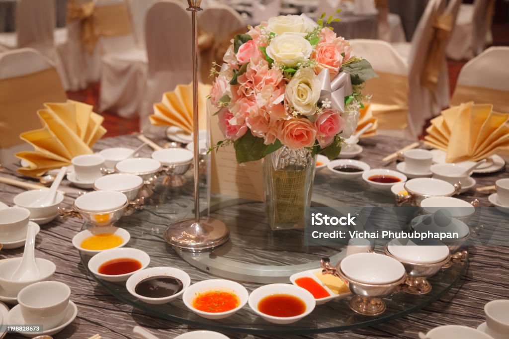 Meja Makan Vip Dengan Pengaturan Peralatan Makan Dan Serbet Foto Stok ... Meja Makan Vip Dengan Pengaturan Peralatan Makan Dan Serbet Foto Stok ...