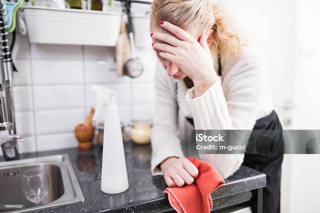 Mujer Cansada De Limpiar La Casa La Cocina Y Hacer Las Tareas ... Mujer Cansada De Limpiar La Casa La Cocina Y Hacer Las Tareas ...