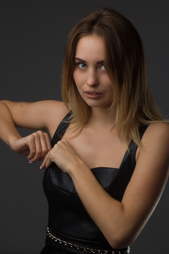 Photo Libre De Droit De Portrait Dune Jeune Fille Dans Une Robe En Cuir