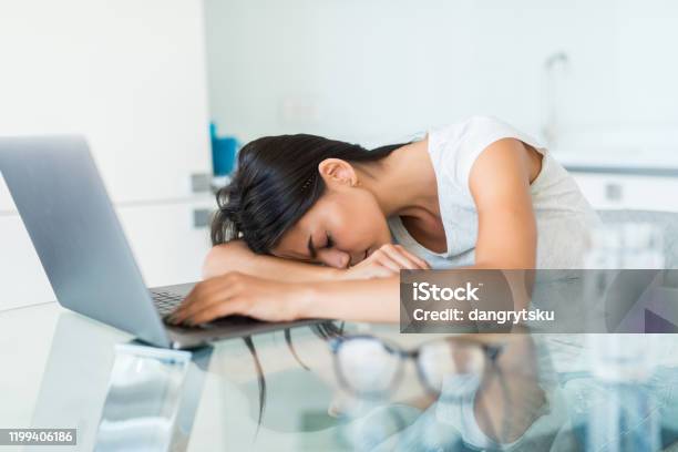 Wanita Cantik Muda Tertidur Di Meja Dapur Sambil Banyak Bekerja Di Laptop Foto Stok Unduh