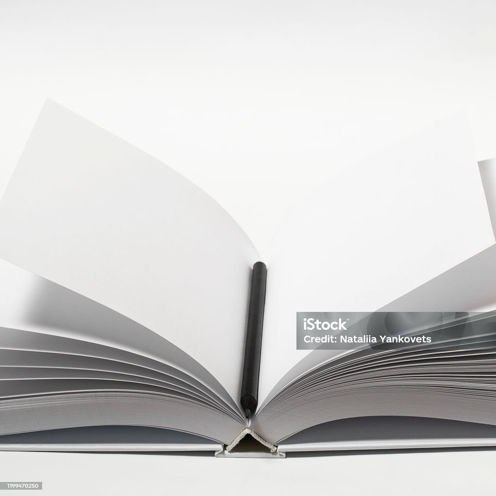 Mockup Buku Persegi Kosong Tertutup Dan Pensil Hitam Di Latar Belakang Kertas Bertekstur Putih