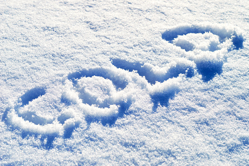 Photo Libre De Droit De Mot Froid Écrit Sur La Surface Pure De Neige