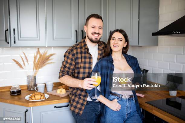 Genç Adam Ve Kız Meyve Suyu Ile Mutfakta Stok Fotoğraflar And Adamlar‘nin